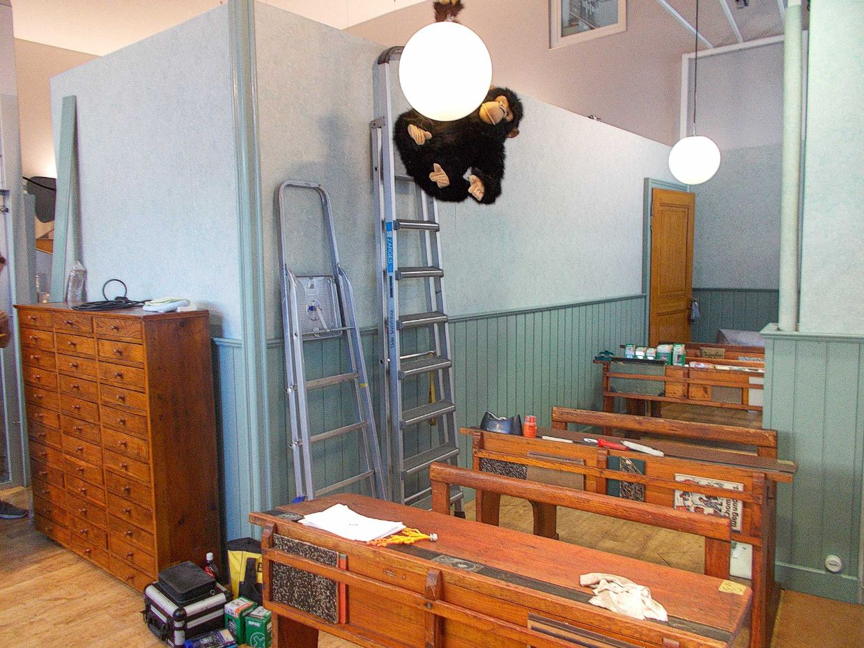 Display windows - Monkeys at school