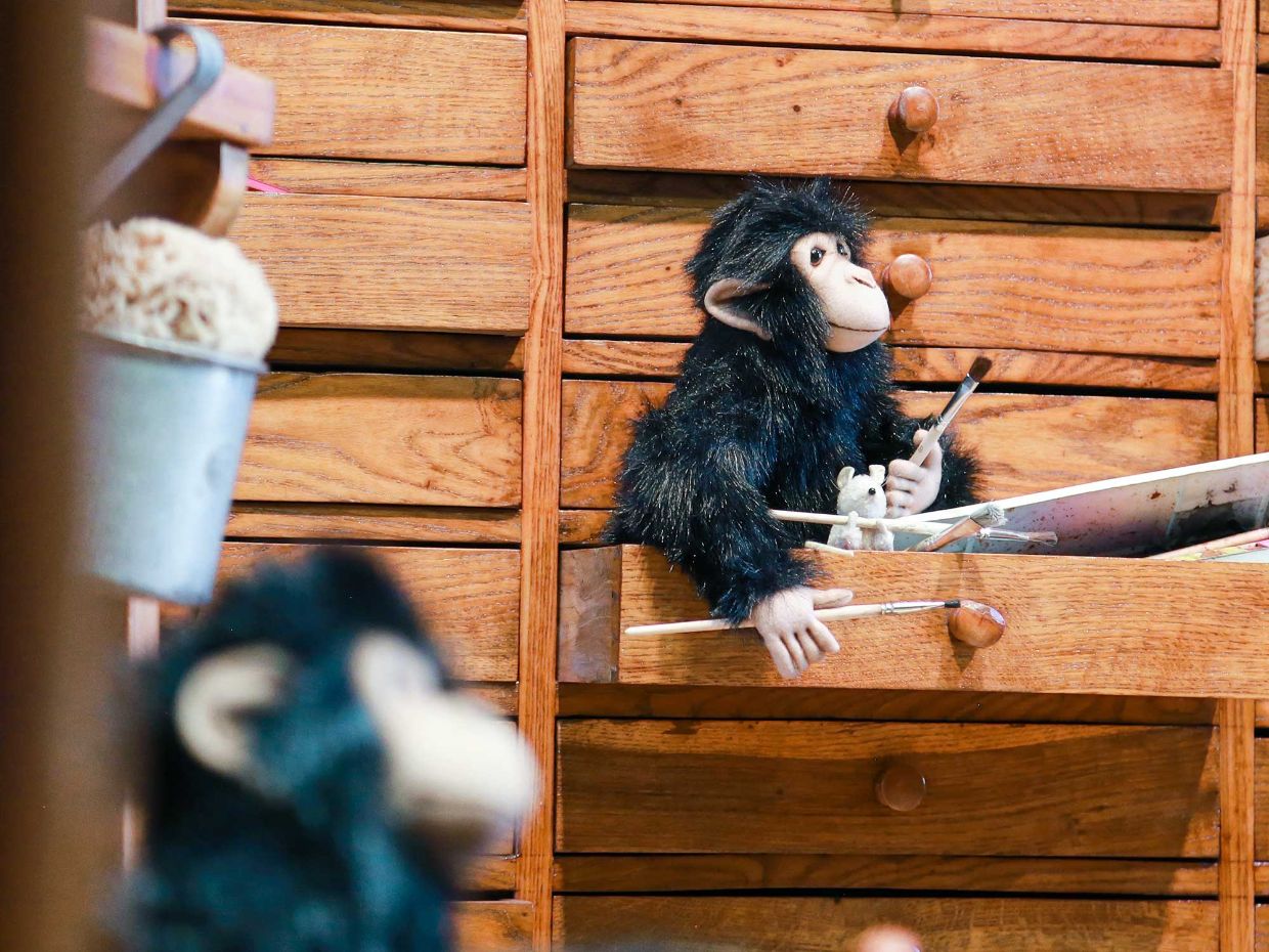 Display windows - Monkeys at school