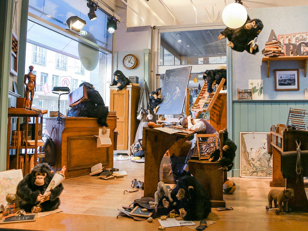 Display windows - Monkeys at school
