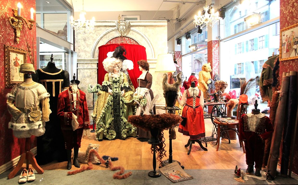 Display windows - Historical costumes